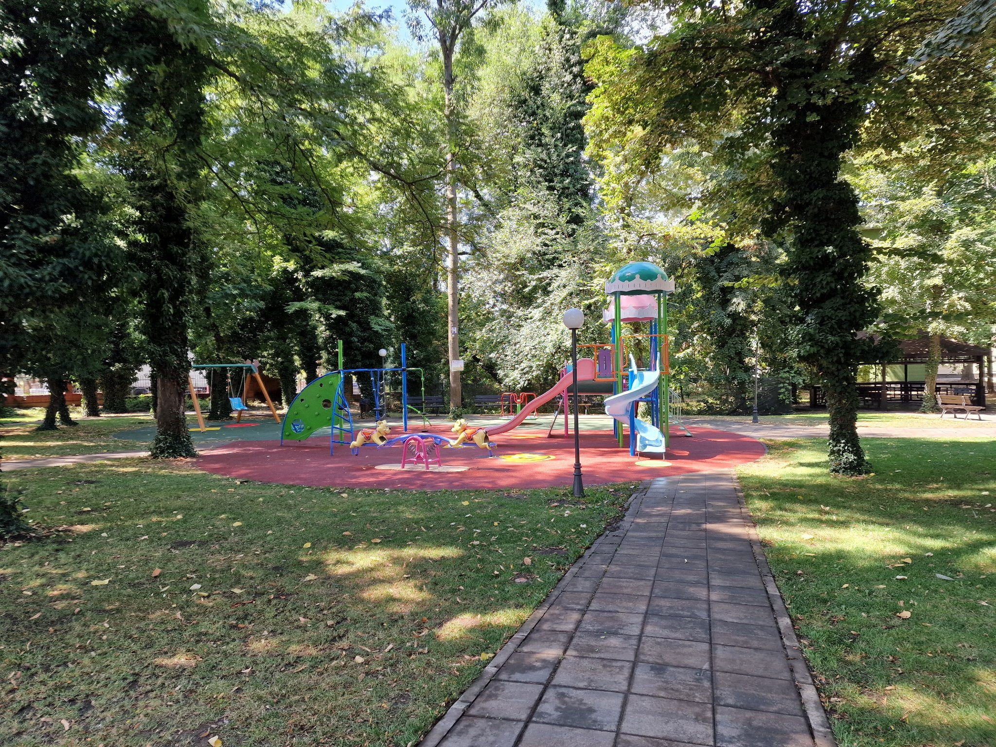 Un parc modern şi curat, la Brăneşti, redeschis pentru public ...